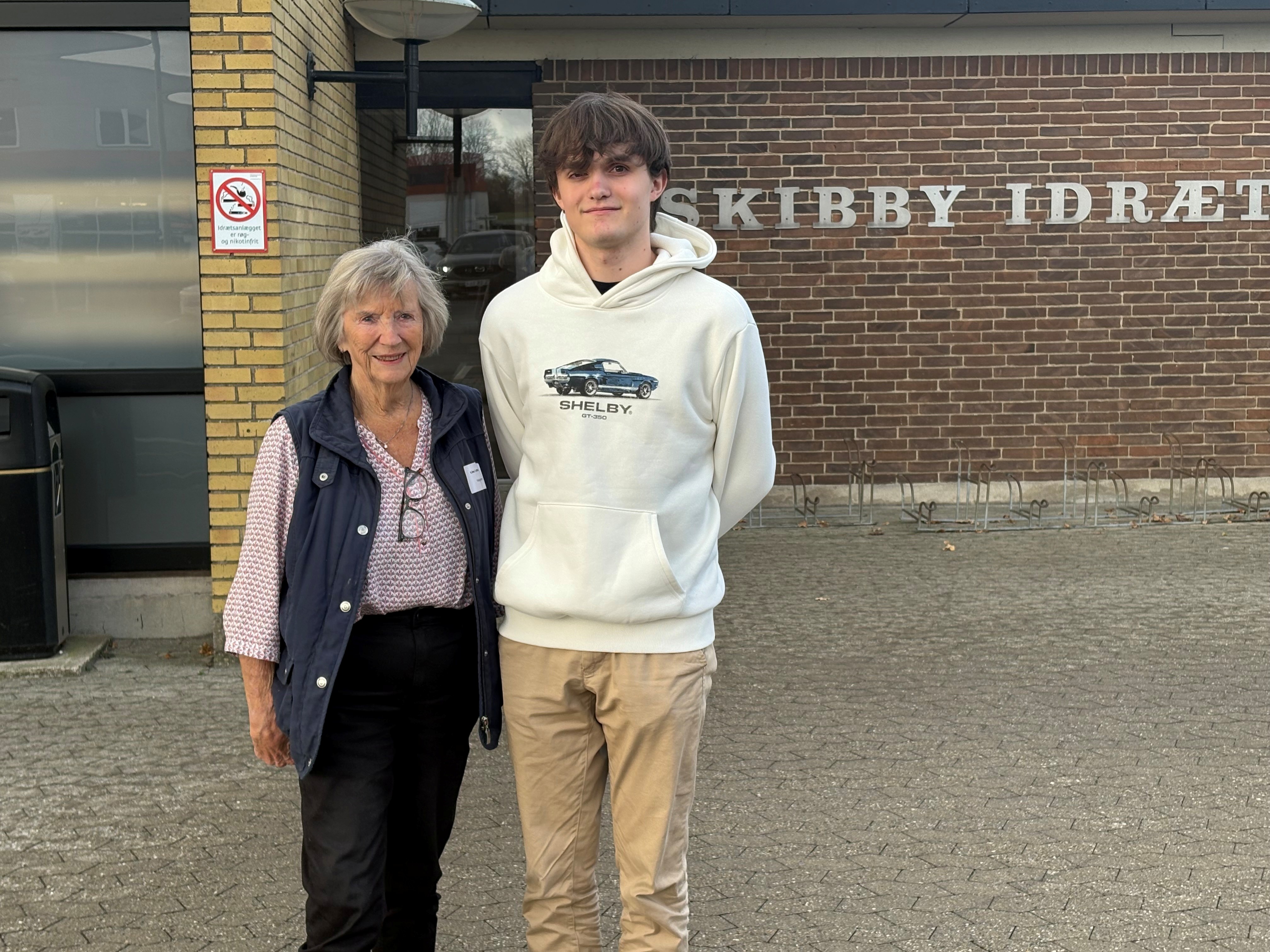 87-årige Lise Lotte og 18-årige Alfred er med til at holde valget ...